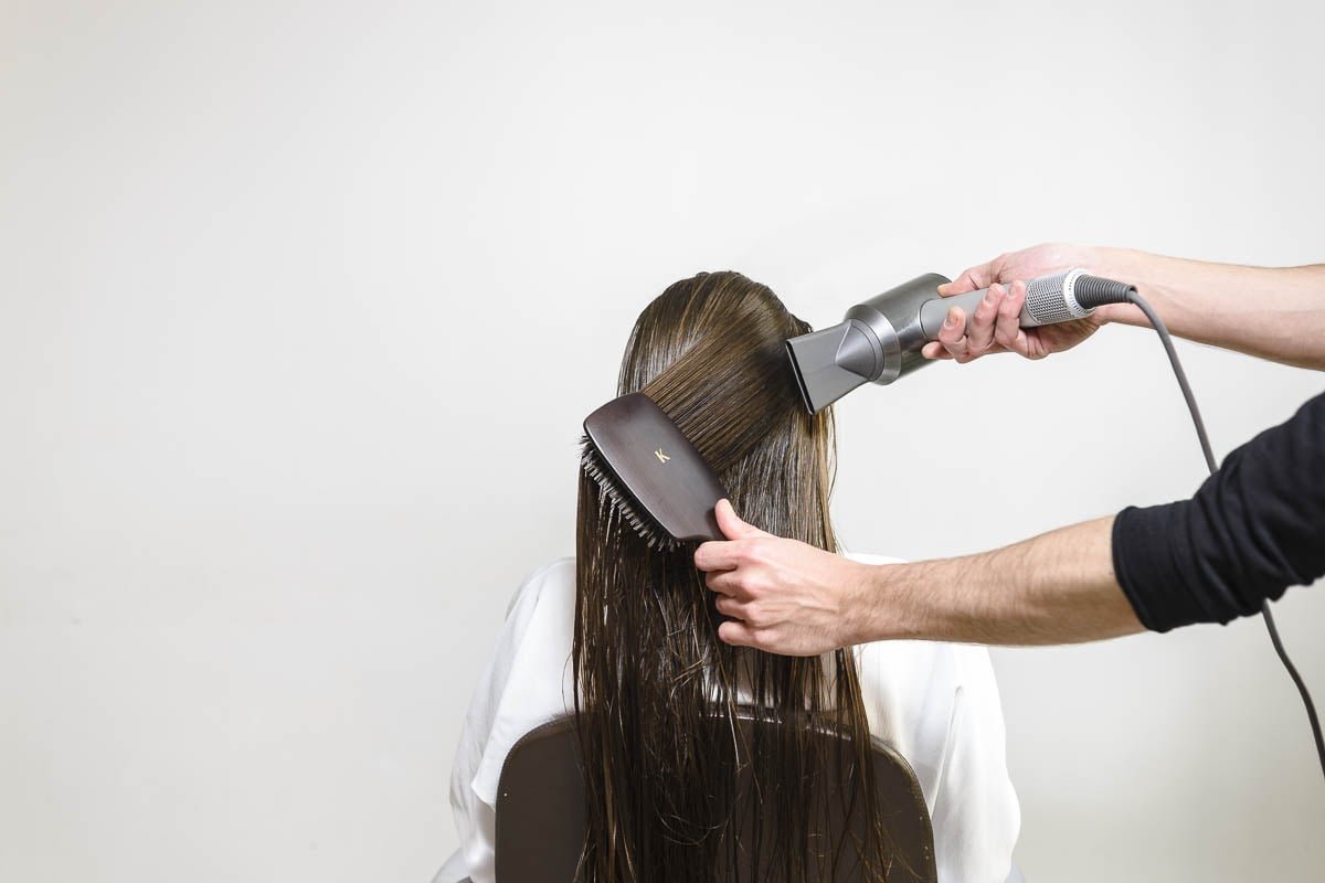 Brushing no Cabelo: o que é e como fazer | Kérastase